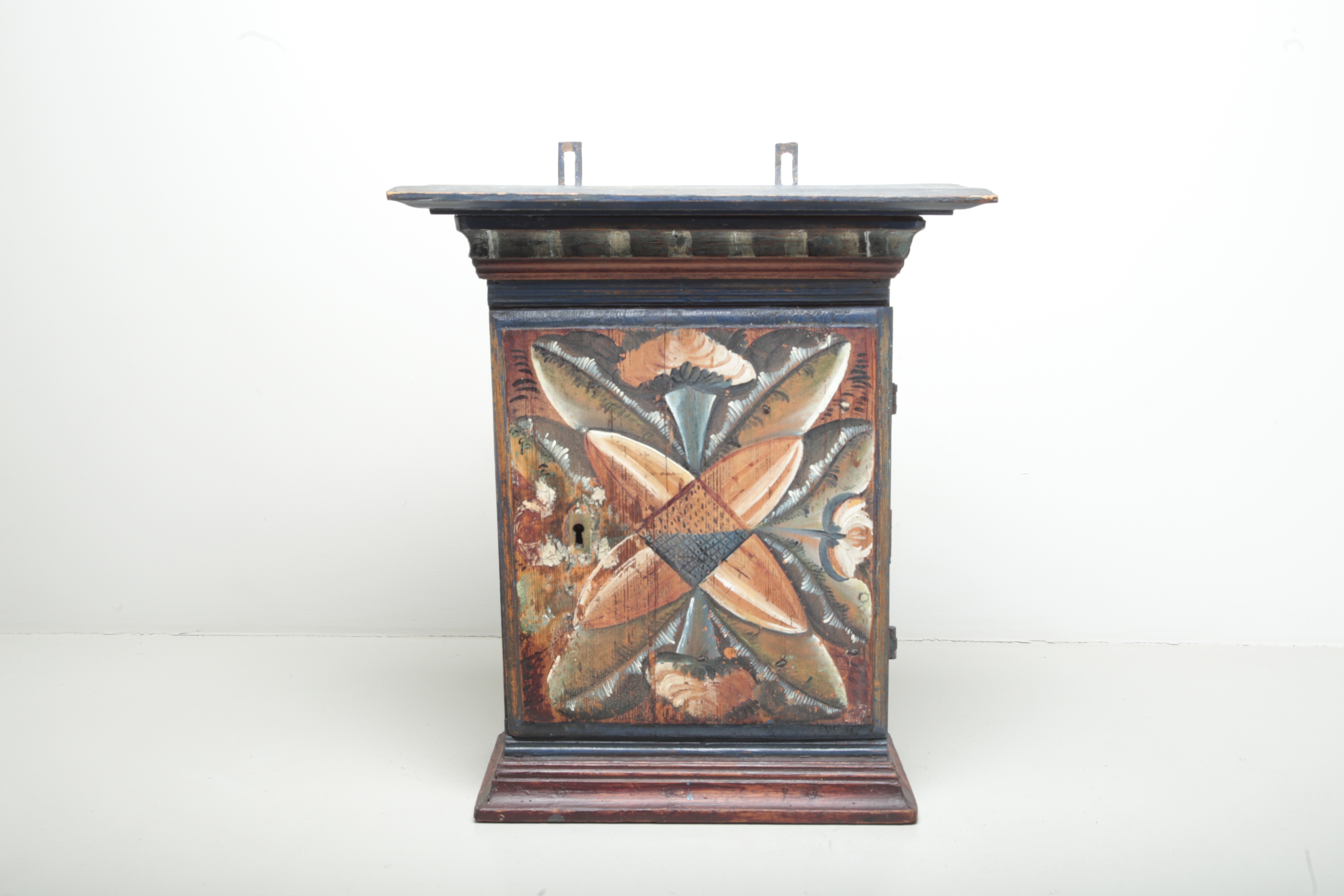 Hängskåp-brännvinsskåp, allmoge 1800-tal | Auktion